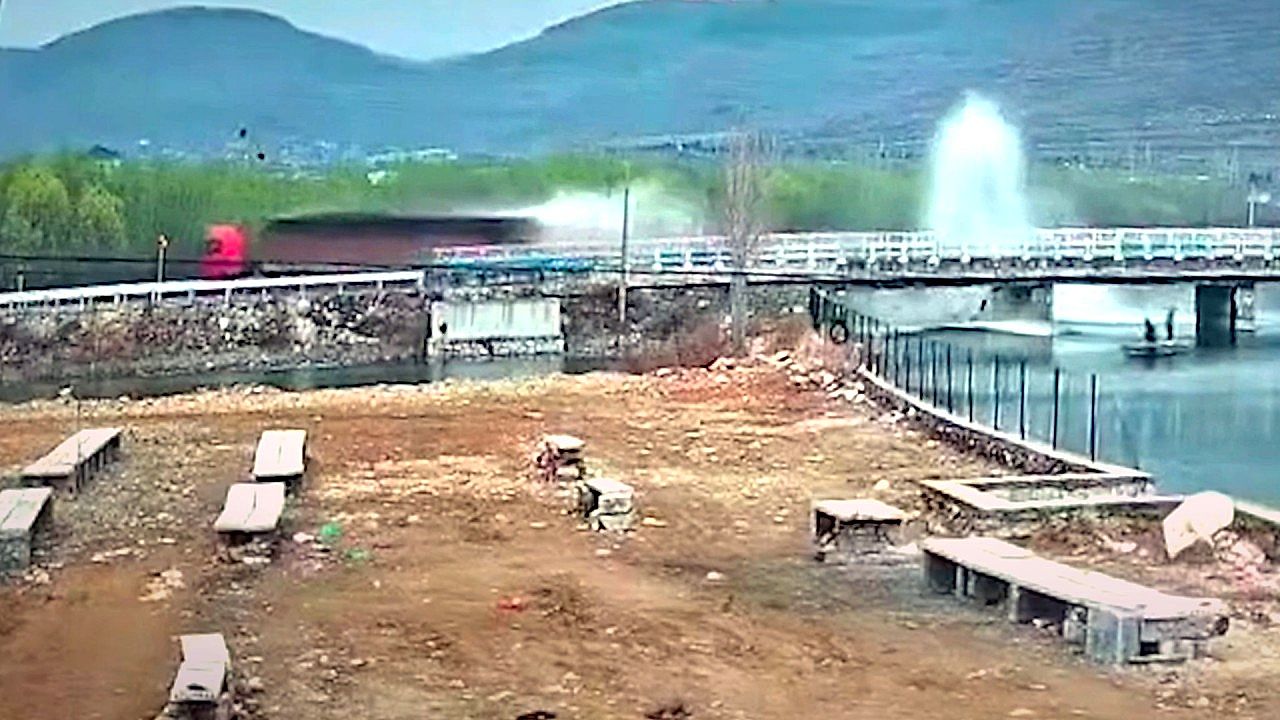Un camion passe de justesse avant l'effondrement d'un pont en Chine
