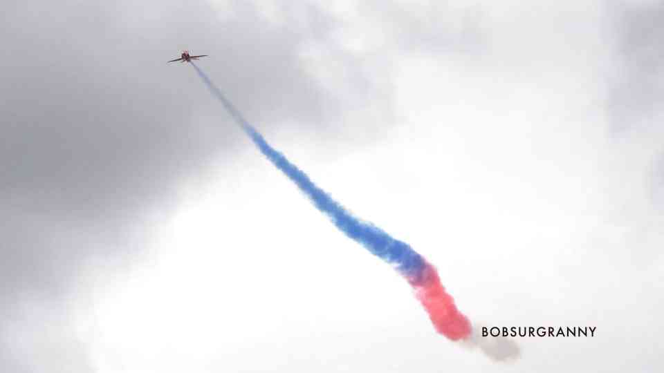 Watch the new RAF E-7 AWACS fly with the Red Arrows - "A rare pairing"