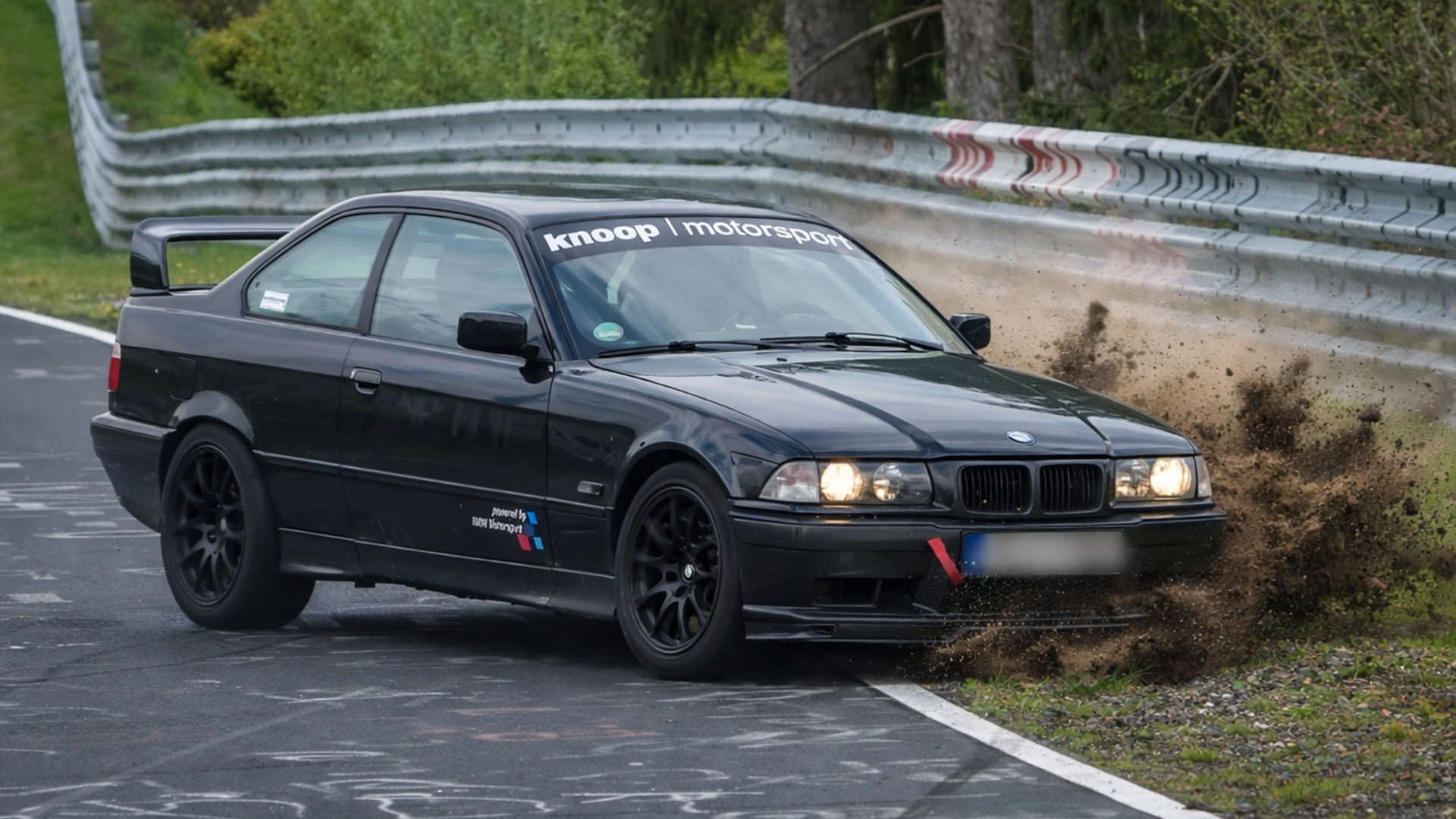 Carros têm dificuldade de aderência e escapam da pista no Nürburgring