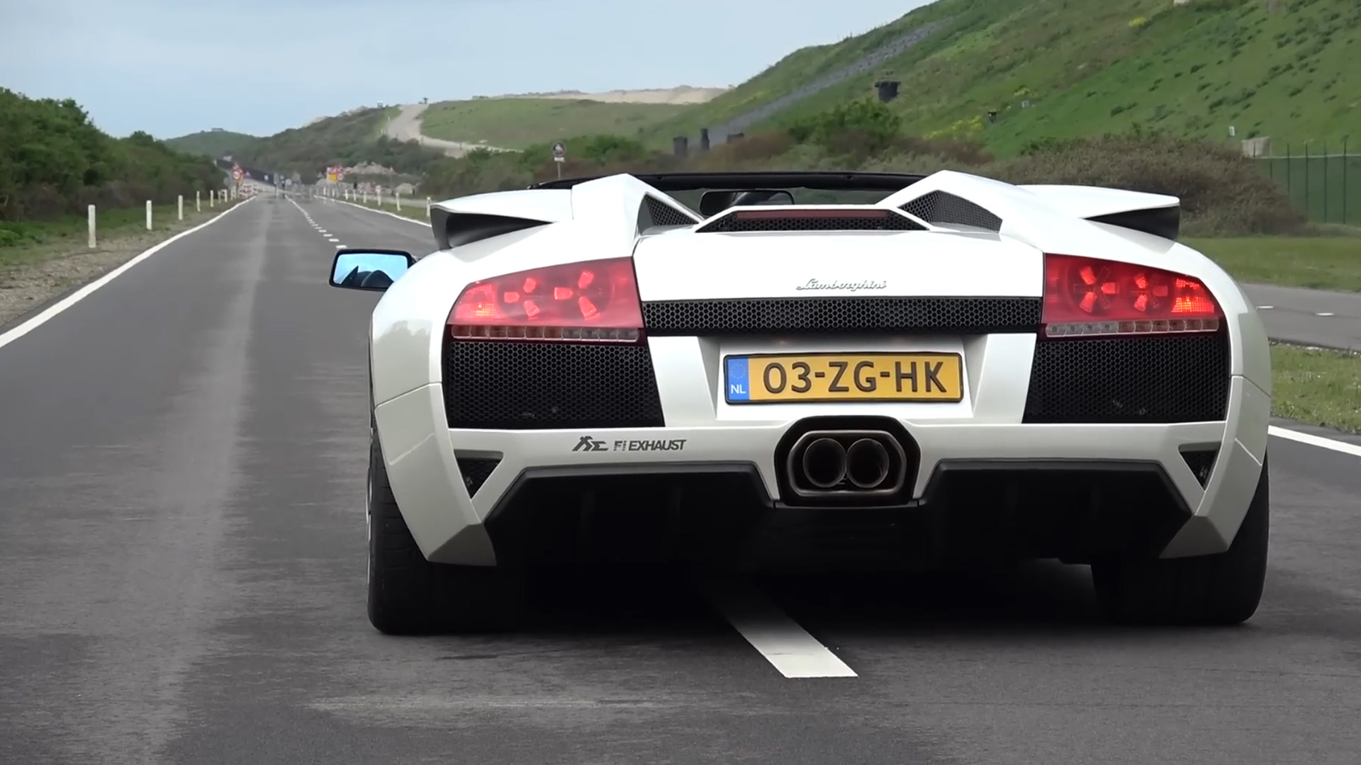 Lamborghini Murcielago acelera forte em rodovia vazia