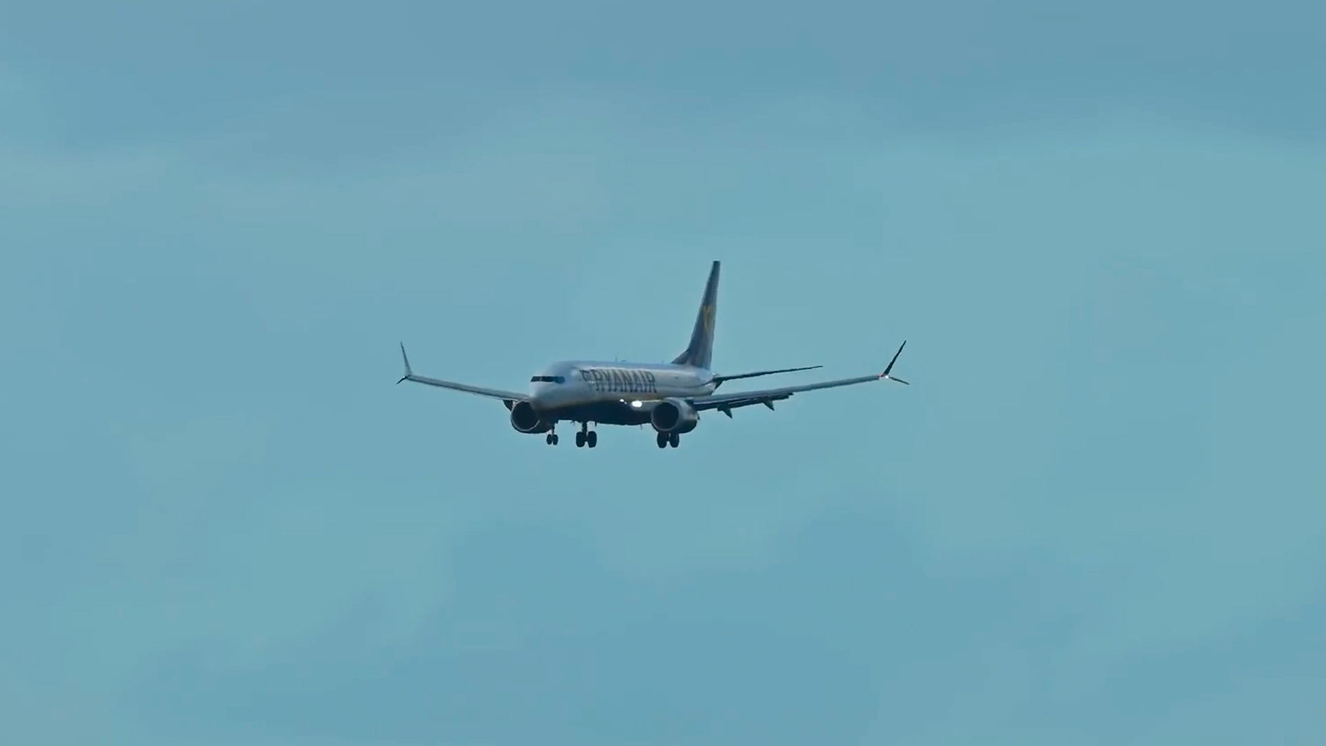 Unstable landing ends in sudden go around