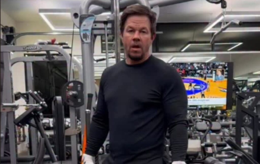 Mark Wahlberg discusses Hollywood icons during a cardio session