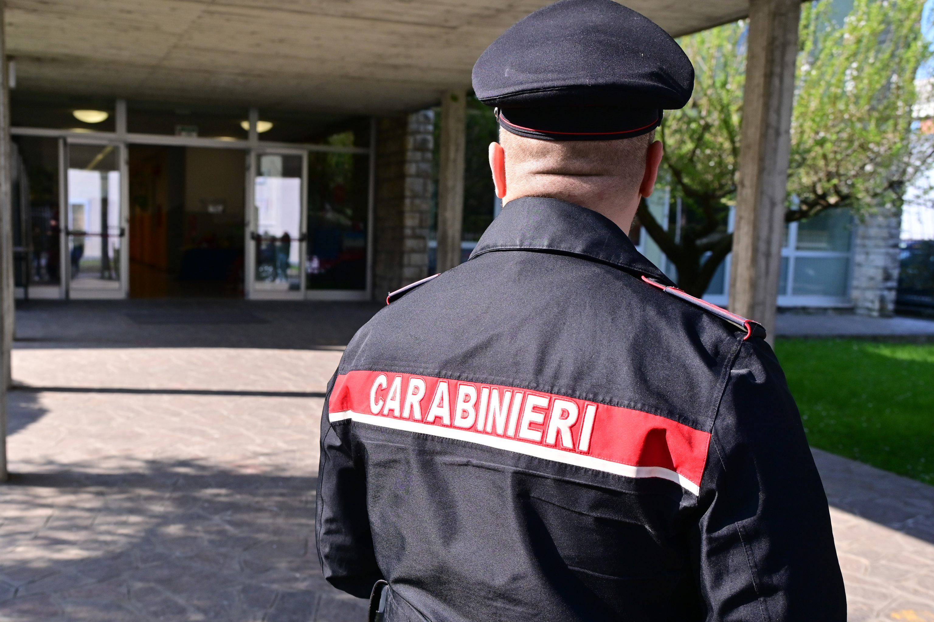 Insegnante accoltellata davanti a scuola da uno studente, è grave