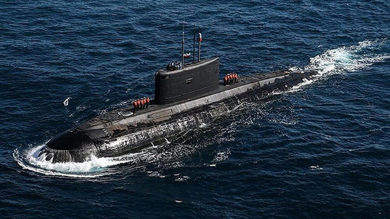 How many submarines does Iran's navy have?