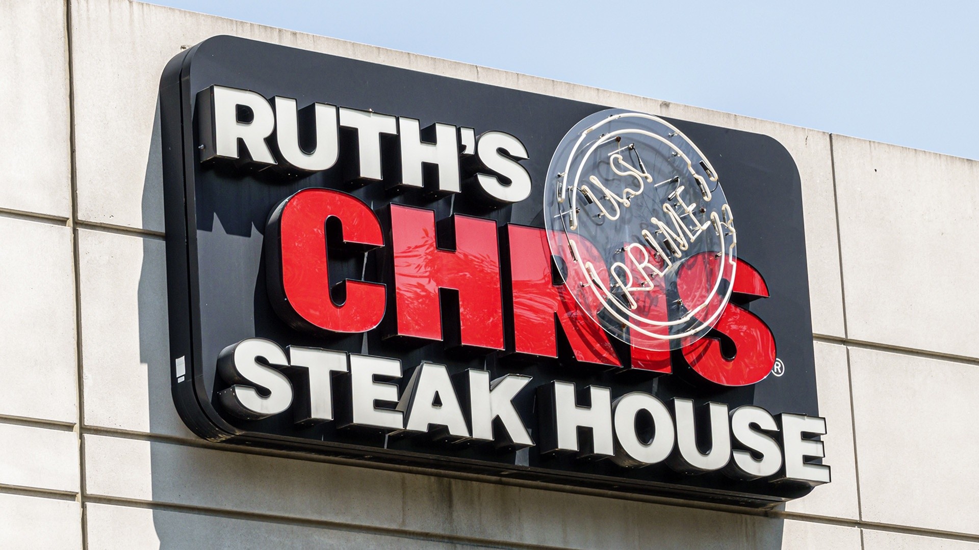 Ruth’s Chris Steak House dress code ignites fashion debate
