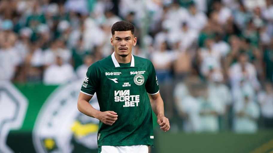 Quem é Anthony, jovem zagueiro do Goiás que negocia com o Botafogo
