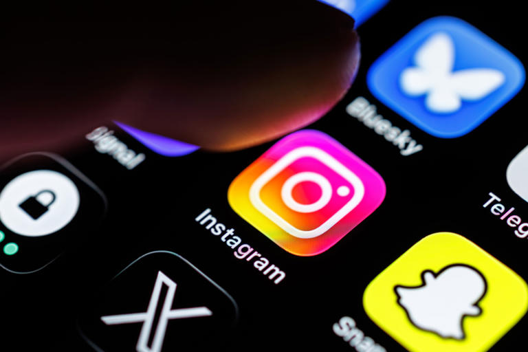 Starmer: “Stop a uso social media per under 16 anni dal 2027”