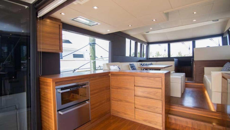 For sale: Sundeck Yachts 580