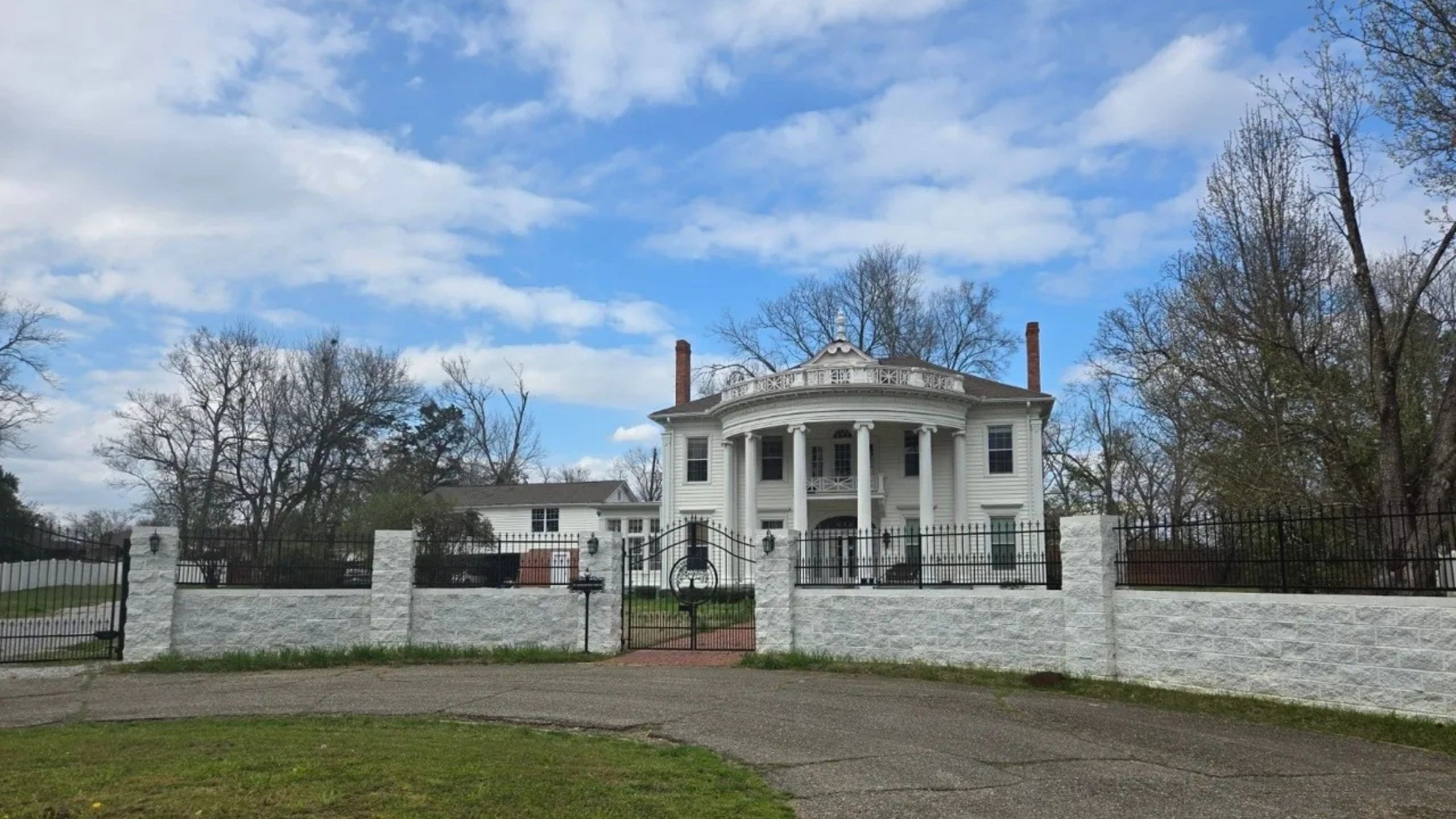 Historic Alabama mansion with double-winding staircase hits the market ...