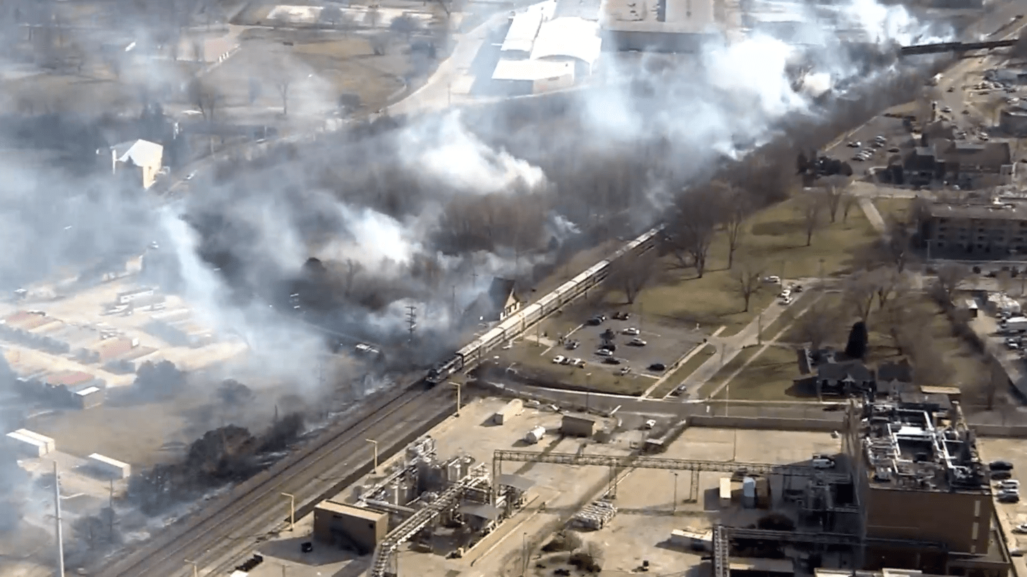 North Chicago brush fires send smoke billowing into air, halt Metra trains