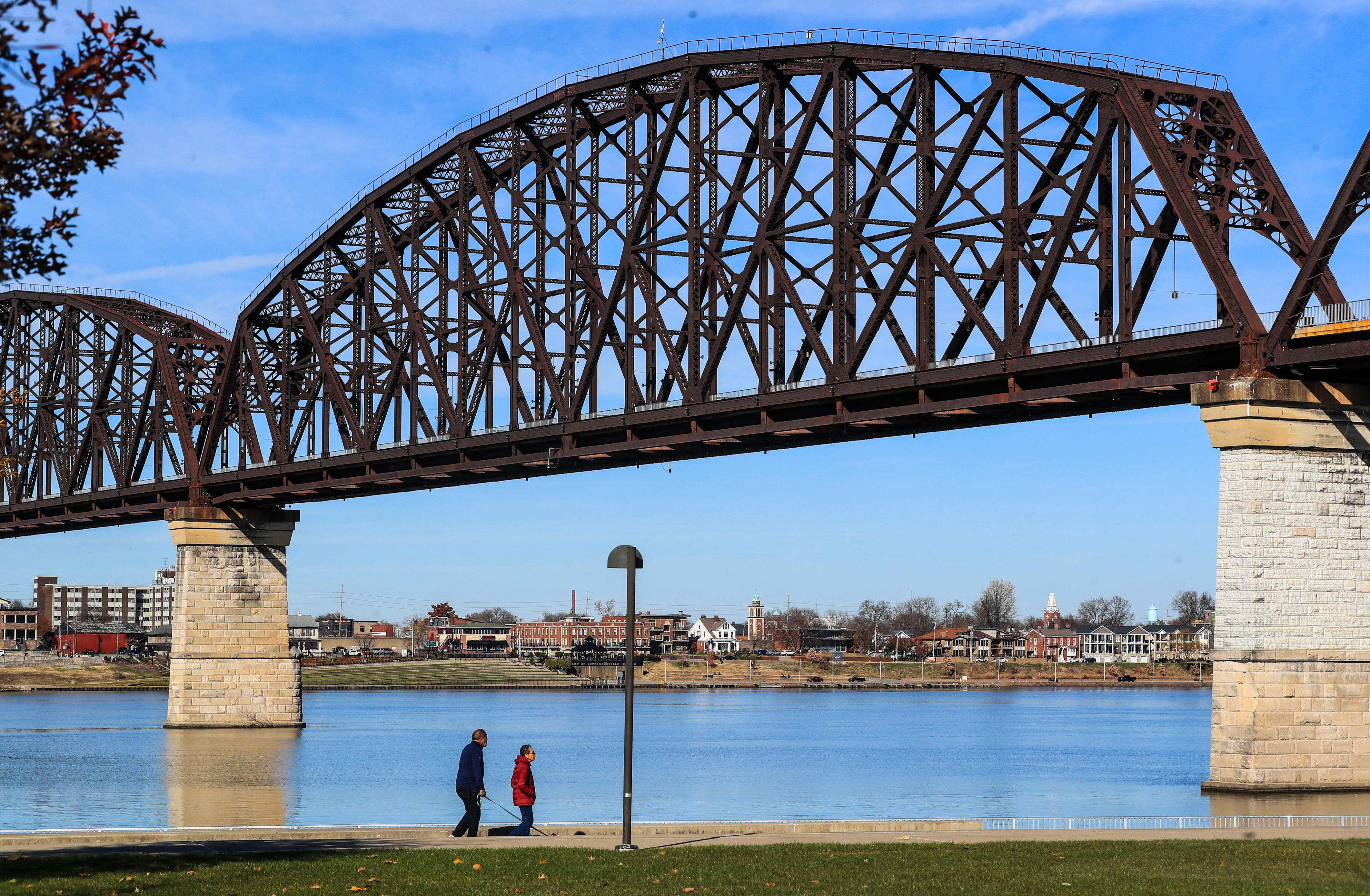 Police: 5 robbery suspects arrested after fleeing over Big Four Bridge