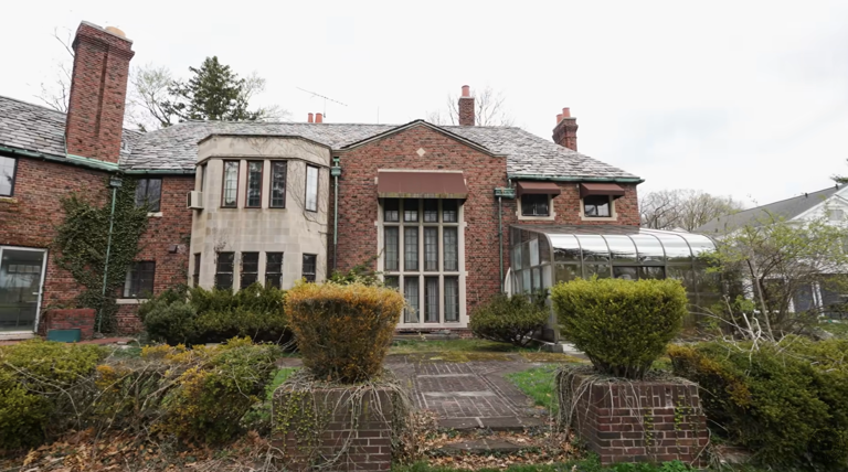 A peek inside Aretha Franklin’s 1990s Detroit mansion