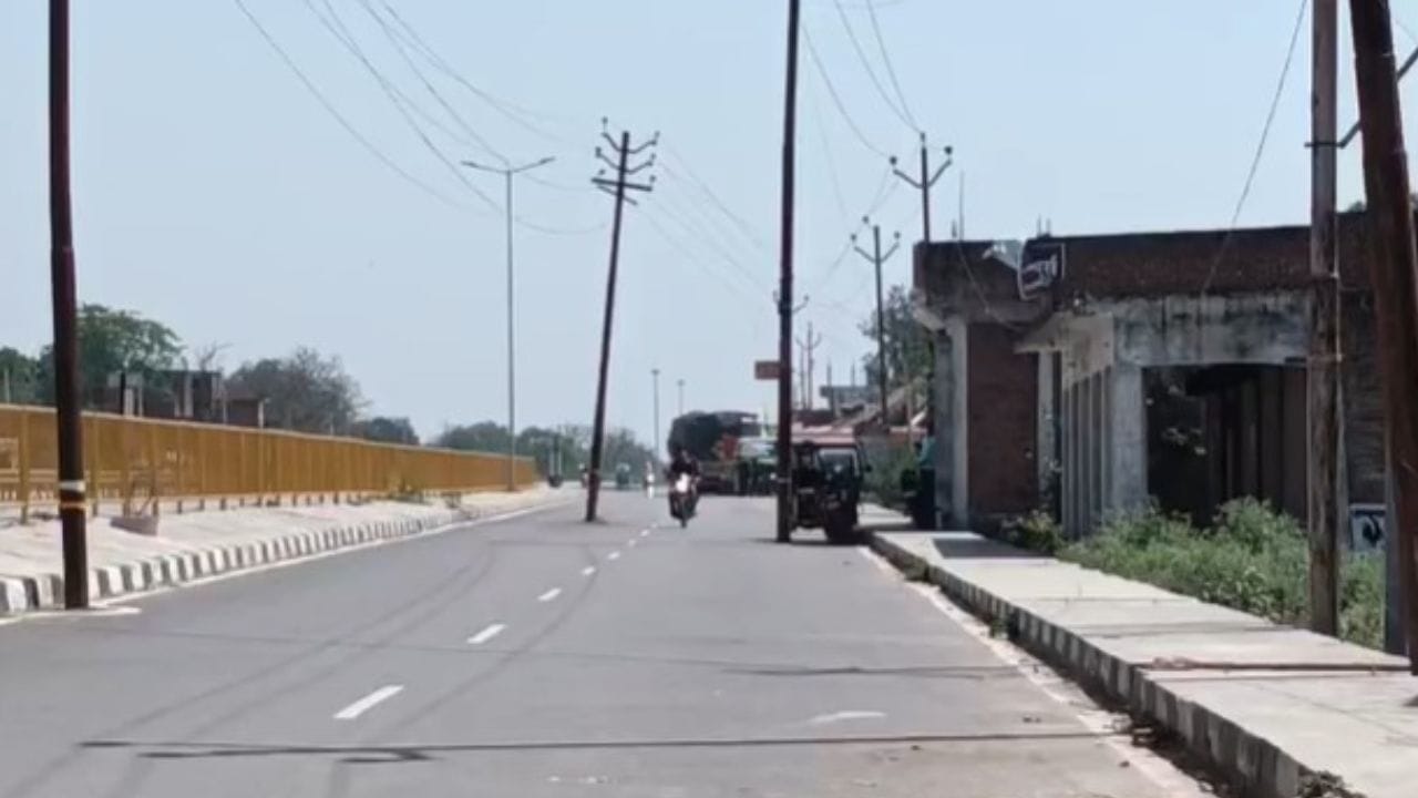 ये 'इंजीनियरिंग' तो कमाल की... बिजली का पोल हटाया नहीं, बना दी सर्विस ...