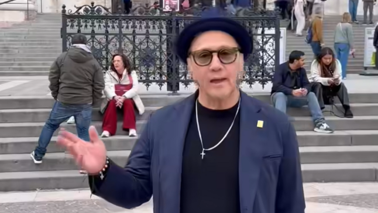 Rob Schneider a Szent István-bazilika előtt állva beszélt arról, hogy ...