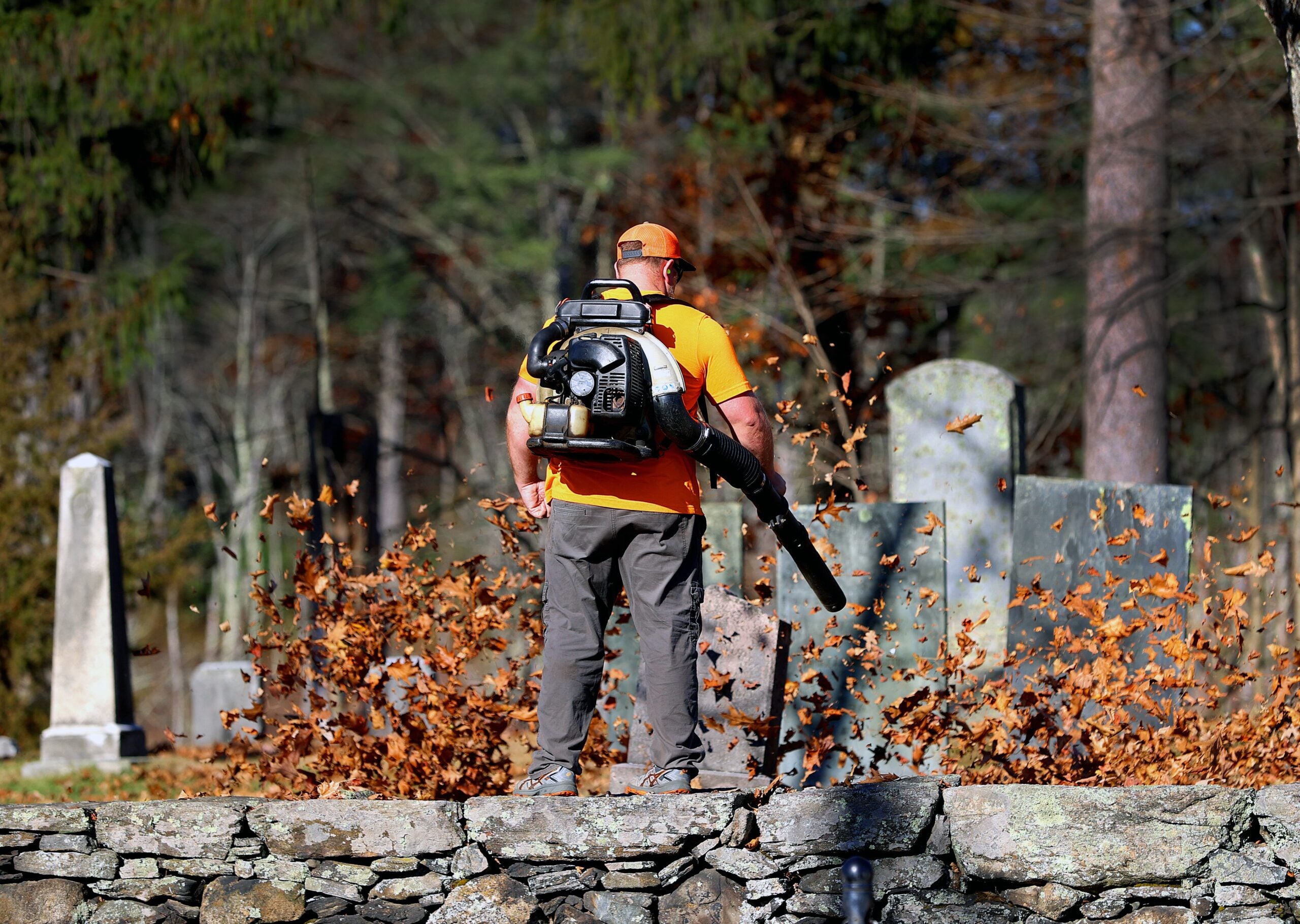 No one can use a gas-powered leaf blower in these 2 Mass. towns, thanks ...