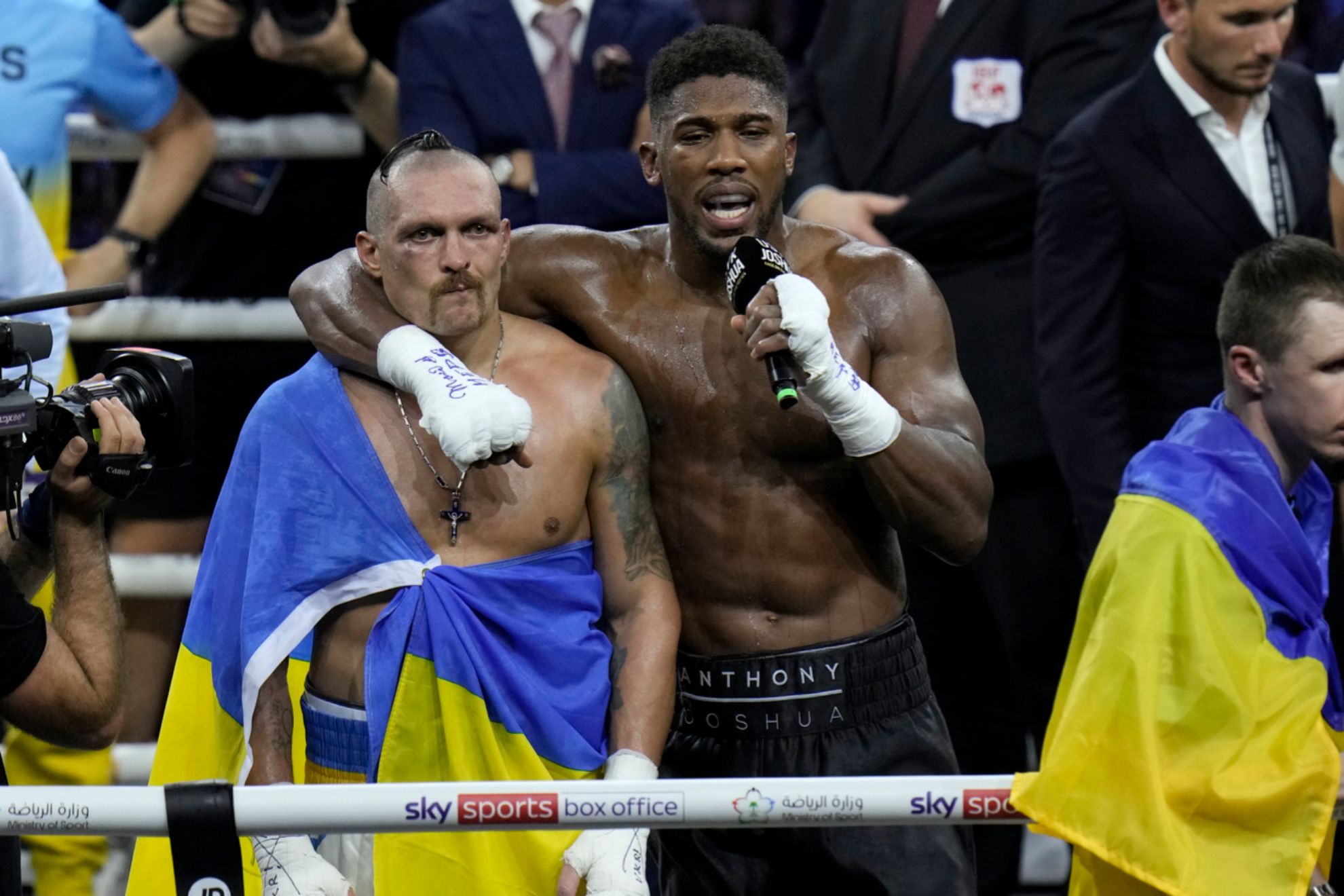 Anthony Joshua receives special gift from Oleksandr Usyk's friend ...