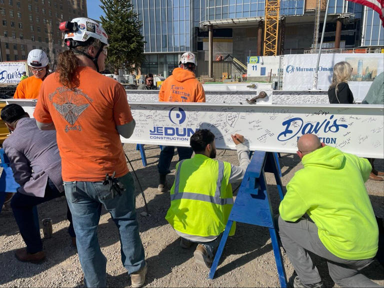 Mutual of Omaha 'topping-out' ceremony celebrates tower construction ...