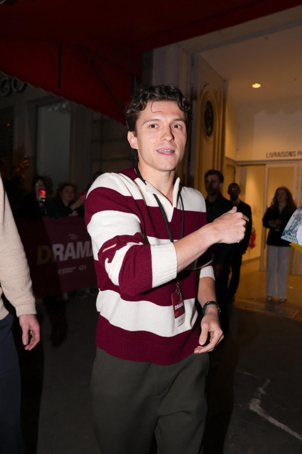 Tom Holland surprend le public à l’avant-première de The Drama à Paris