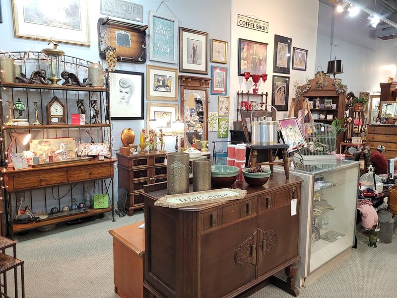13,000-square-foot Texas vintage marketplace that packs dozens of ...
