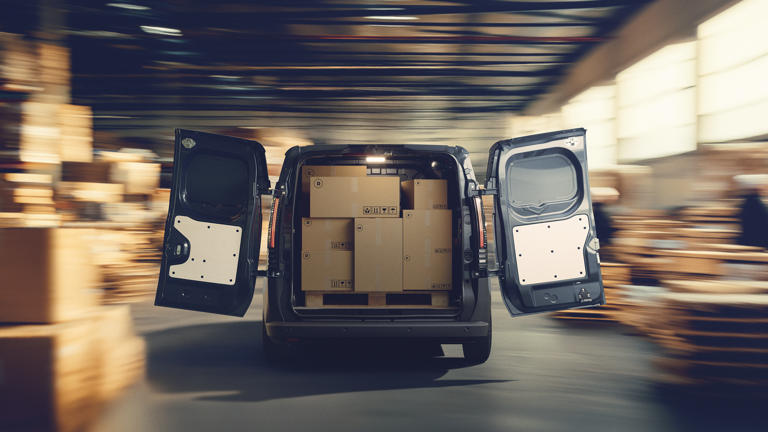 Ready to work: production version of the new Renault Trafic van E-Tech ...