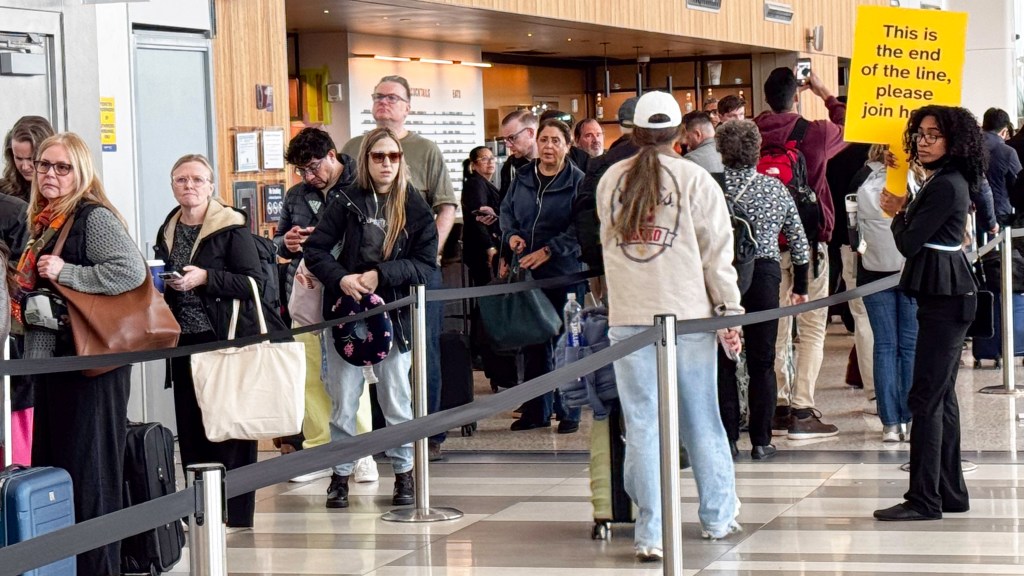 LaGuardia Airport sees 3-hour wait times with lines reaching parking ...