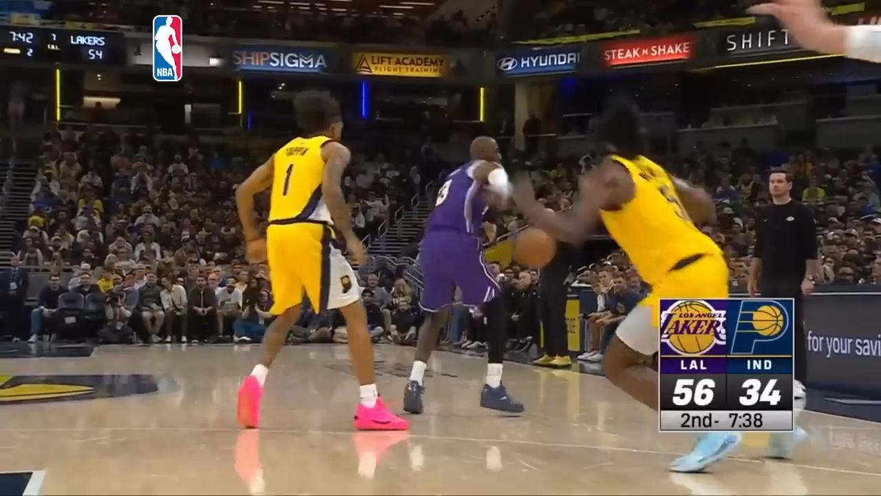 Moment: LeBron James makes a nasty, no-look bounce pass assist