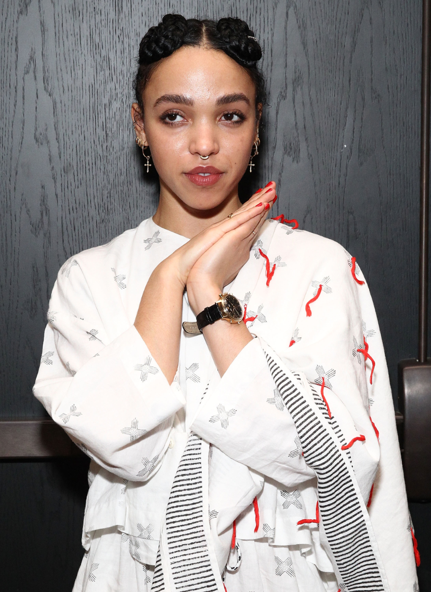 Shia LaBeouf, solo y con nueva demanda; su ex pareja FKA twigs lo acusa ...