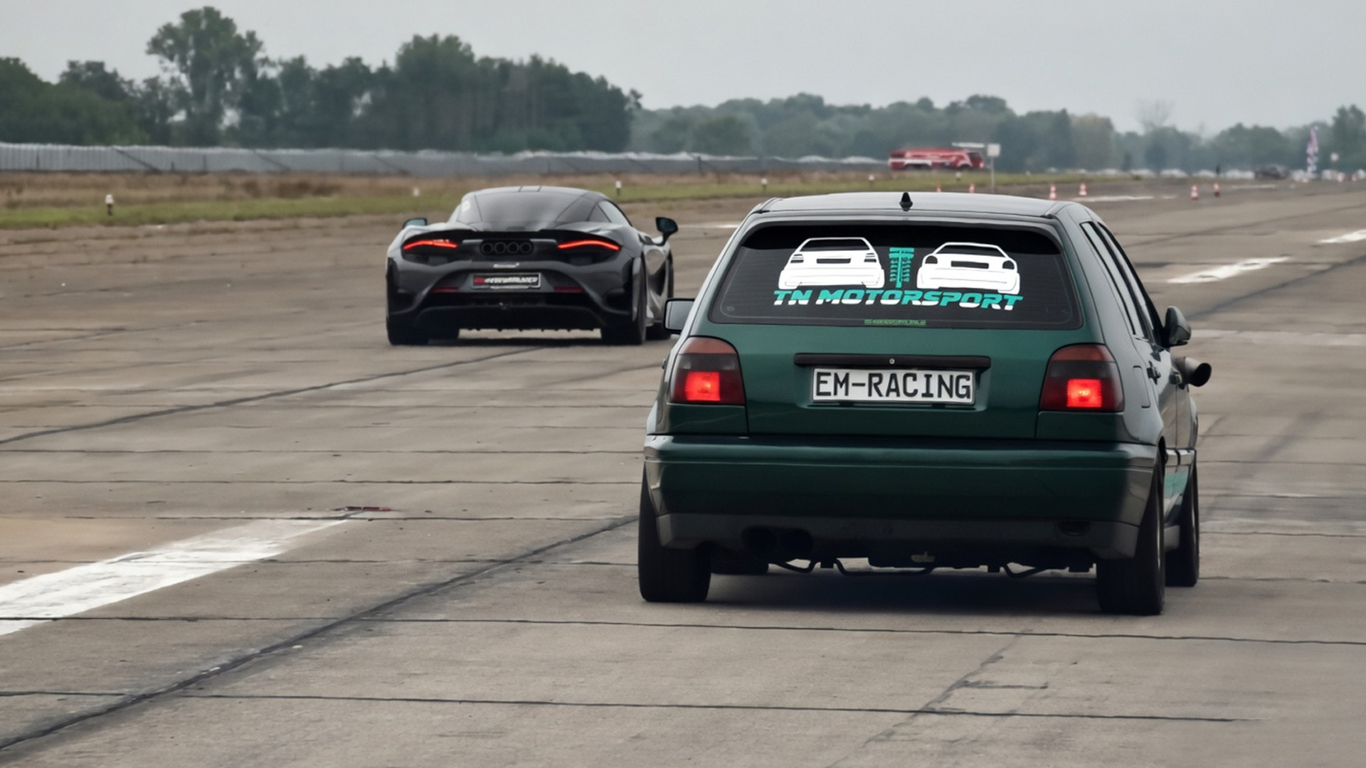 Kann der Volkswagen Golf im Drag Race mit dem McLaren 720S mithalten?