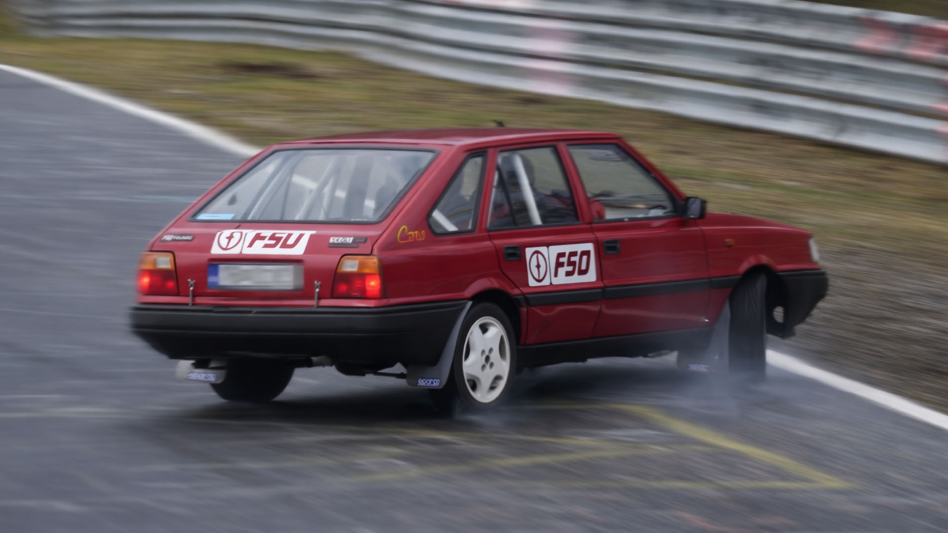 Nürburgring: Biler kæmper med glatte forhold under session