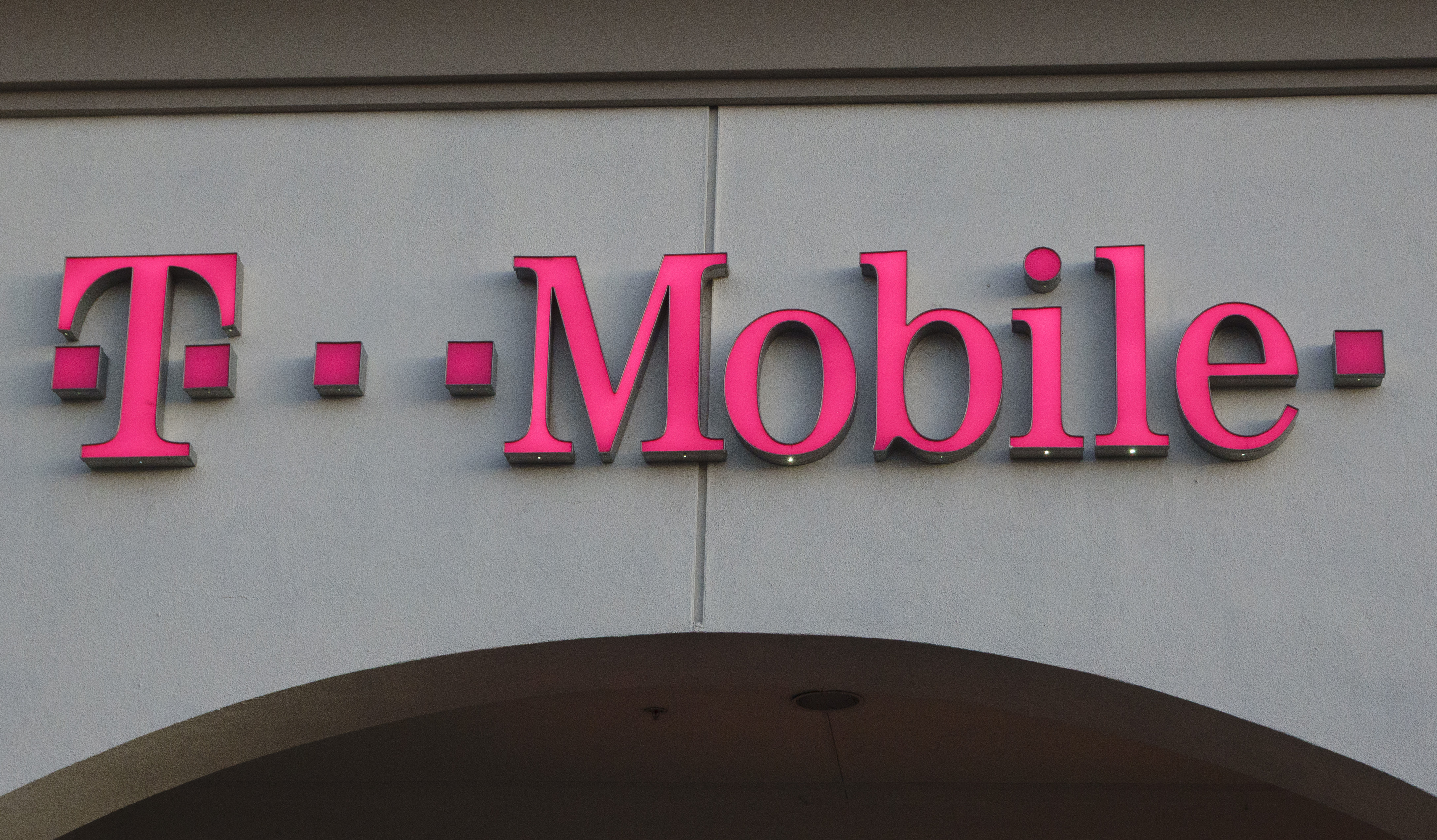 T-Mobile cracks down on $35 fee loophole, customers push back