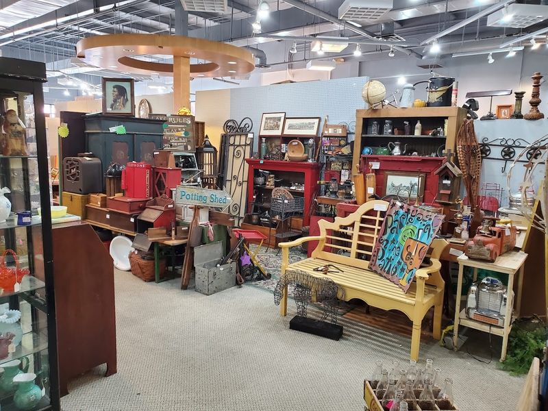 13,000-square-foot Texas vintage marketplace that packs dozens of ...