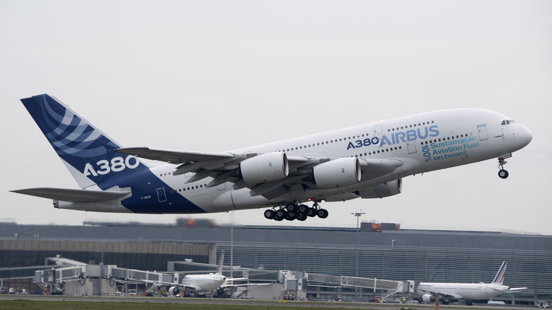 Why was the Airbus A380 discontinued? (And why it's coming back from ...