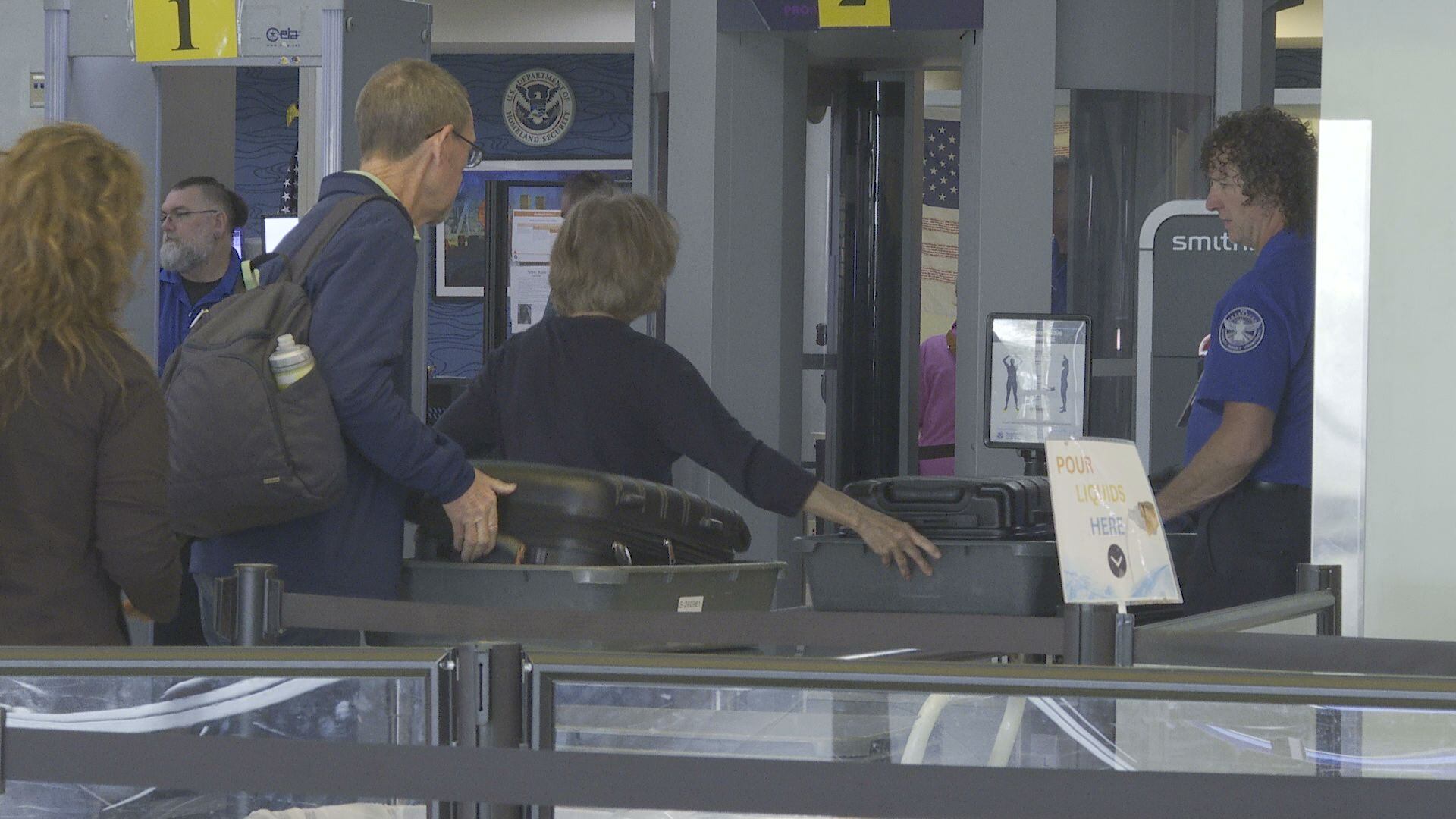TSA agents work without pay as community steps in with donations