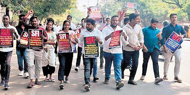 SFI, AISF stage 'Chalo Assembly' protest in Hyderabad, seek fee dues ...