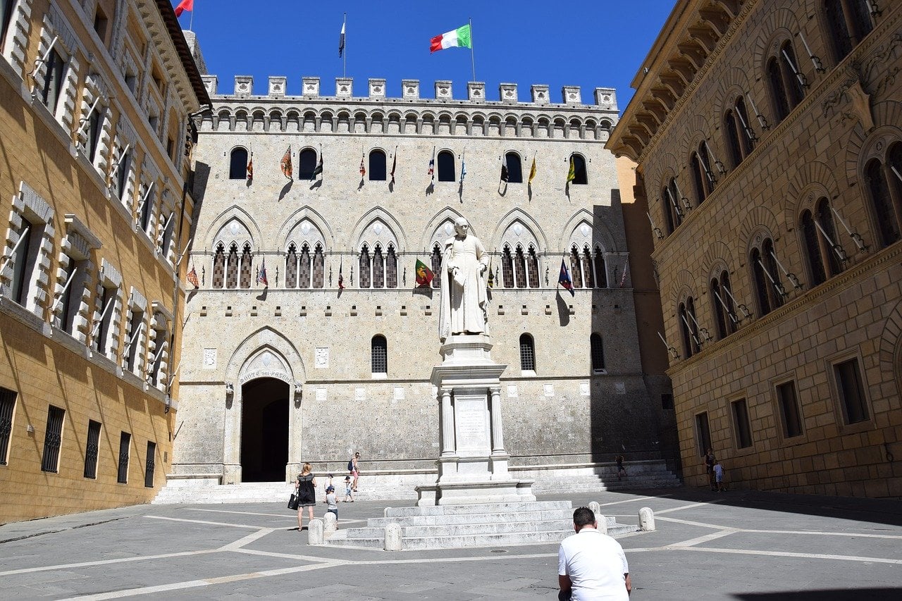 Azioni MPS in ritirata a Piazza Affari dopo revoca deleghe a Lovaglio ...