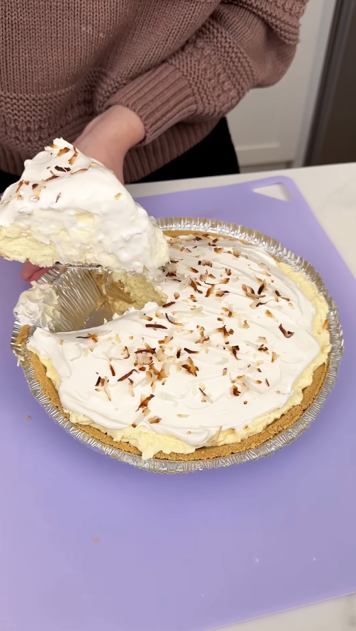 This pineapple cream pie is breaking the internet