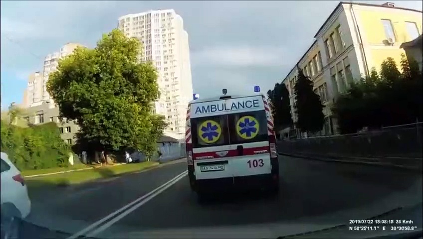 Ce patient s'échappe de l'ambulance!