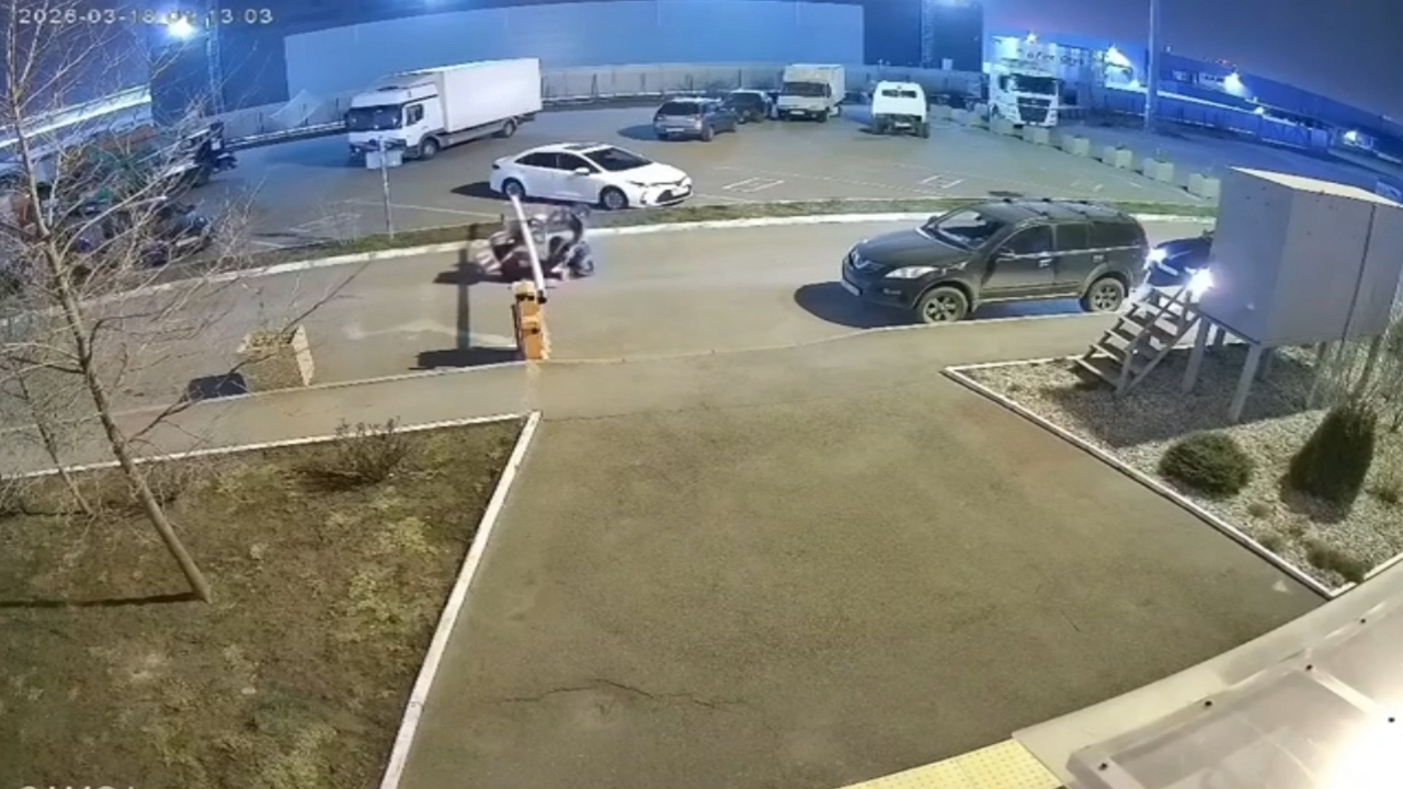 Delivery rider crashes into barrier and rides away in Krasnodar, Russia