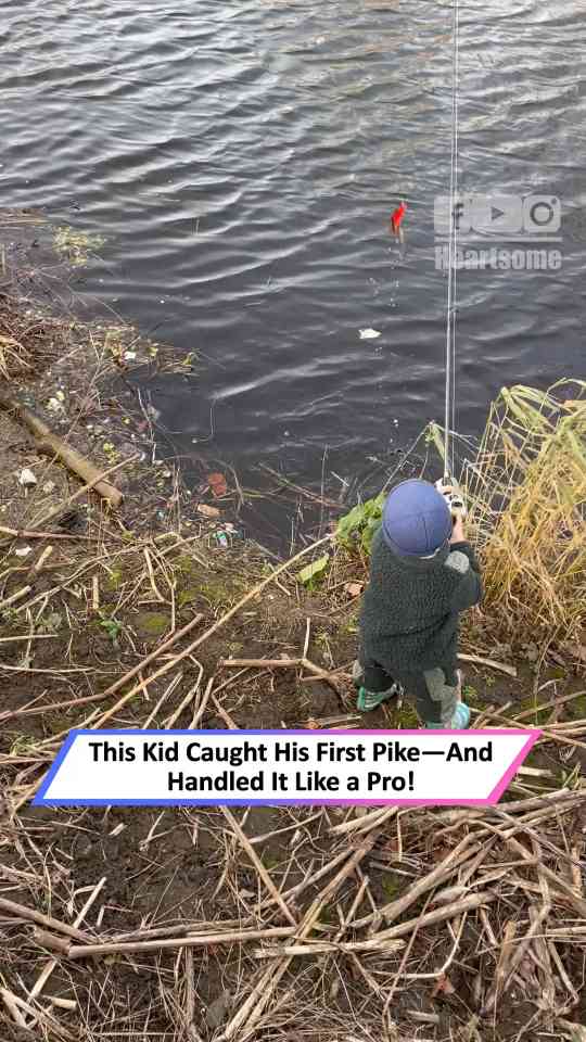 Dad guides son to his first pike catch using jerkbait | Heartwarming ...