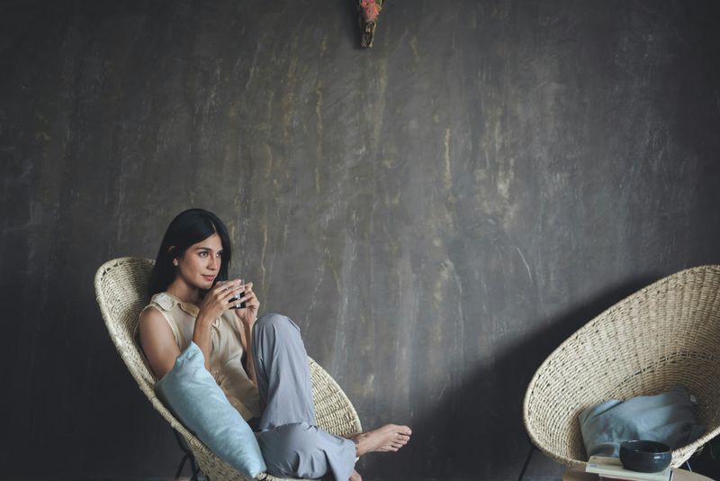 Women with few friends and almost no visitors often share these 12 traits