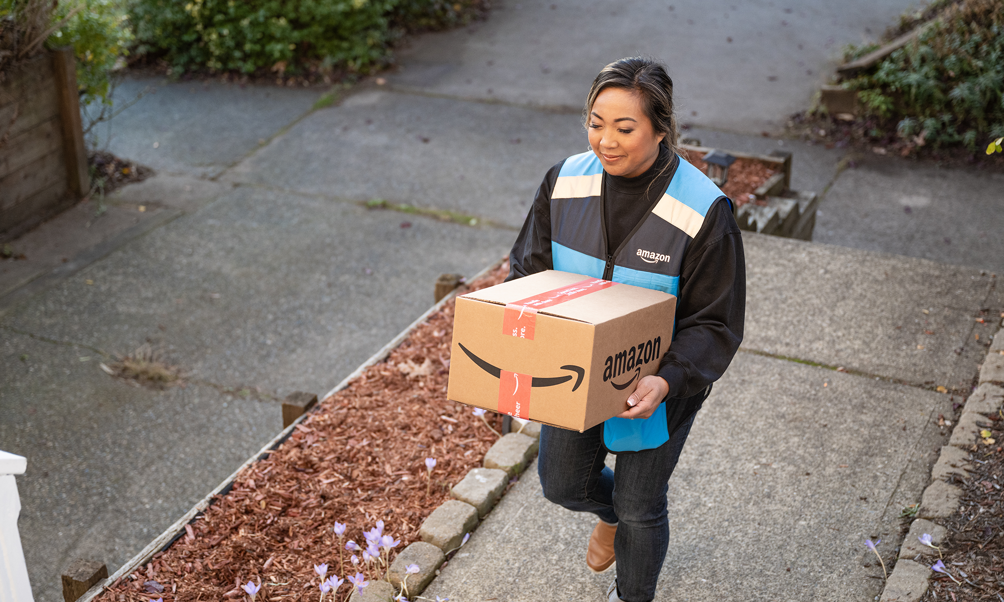 Better stock to buy right now: Amazon vs. Costco