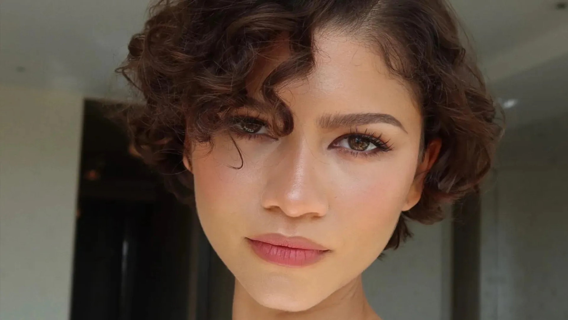 Zendaya surprises with intense makeup and a very theatrical dress