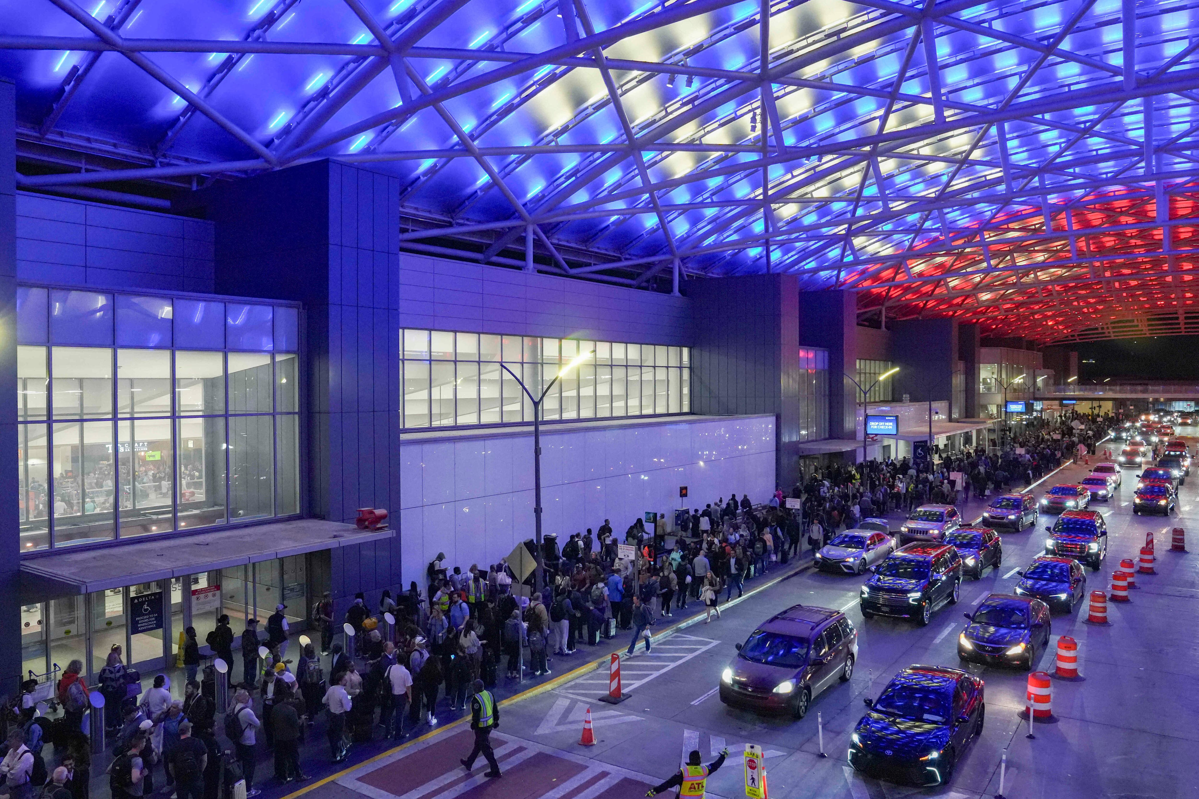 Long security lines return at Atlanta airport as TSA staffing issues ...