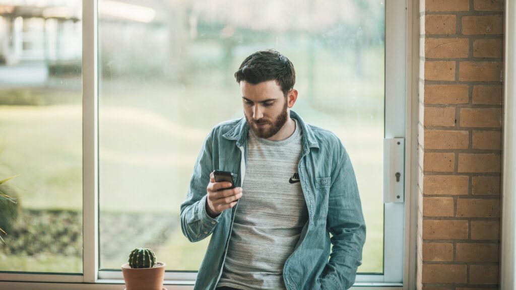 15 subtle signs you're being excluded from a friend group