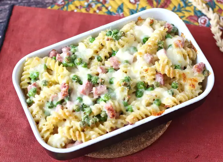 Creamy baked pasta with peas and ham au gratin