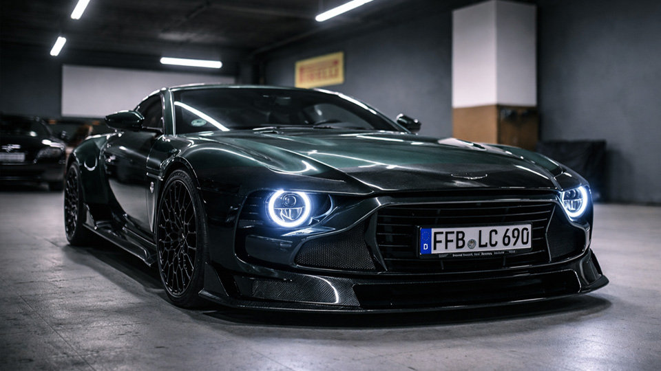 Neues Auto Aston Martin Valour in der Garage