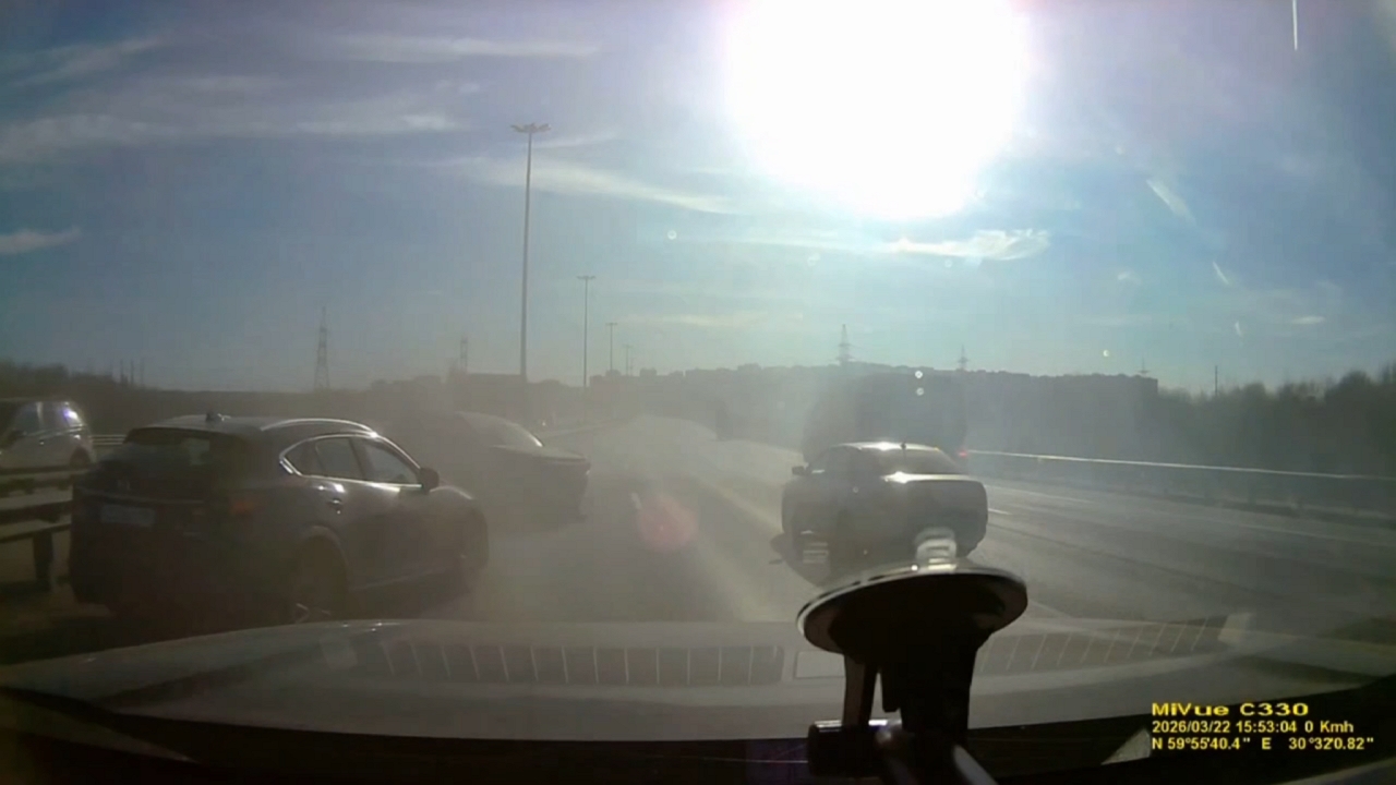 Sudden lane change causes multi-vehicle collision on ring road in St ...