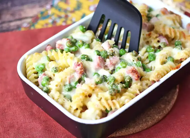 Creamy baked pasta with peas and ham au gratin