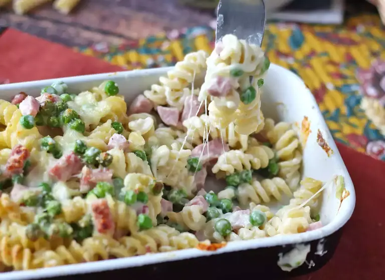 Creamy baked pasta with peas and ham au gratin