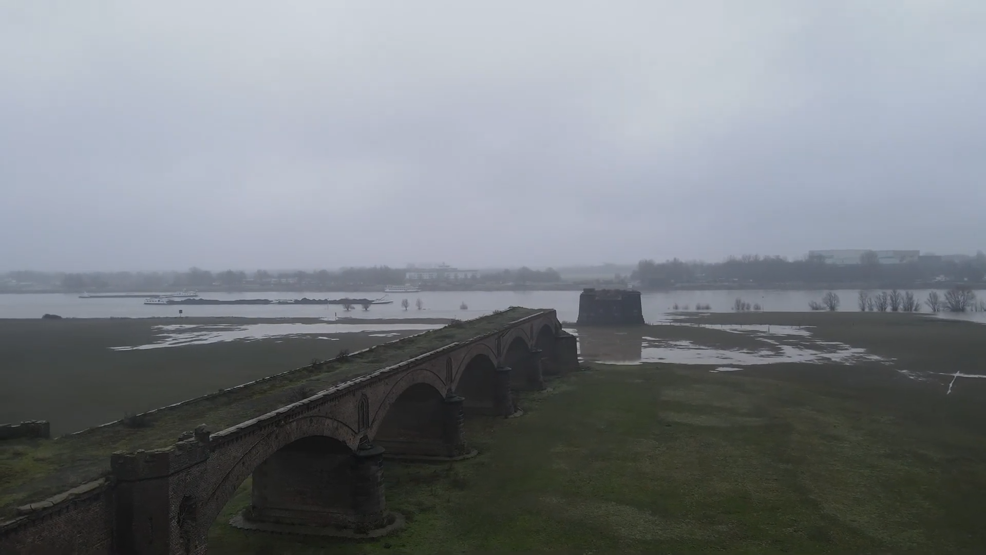 Was diese 1874 gebaute Brücke heute noch zeigt, wurde aus der Luft gefilmt
